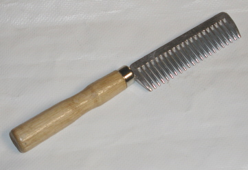 Pulling Comb with Wooden Handle: VTO Saddlery